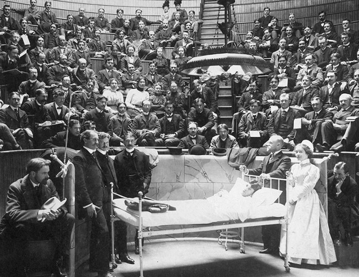 28 Rare Medical Photos In History That Show How Doctors Treated Their ...